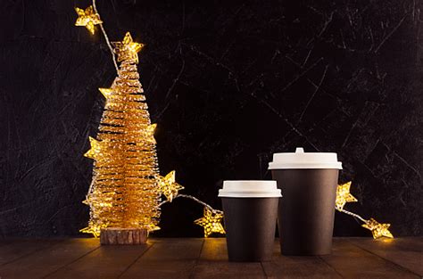 빈 검은 커피 종이 컵 크고 작은 금 크리스마스 트리 빛나는 조명 어두운 인테리어의 별 광고 카페 바 레스토랑을 조롱 0명에 대한 스톡 사진 및 기타 이미지 Istock