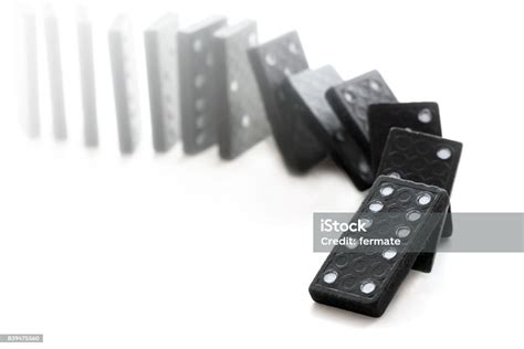 흰색 배경 선택적 초점에 매우 좁은 깊이 필드의 도미노 효과 떨어지는 검은 도미노 개념에 대한 스톡 사진 및 기타 이미지 개념 개체 그룹 검은색 Istock