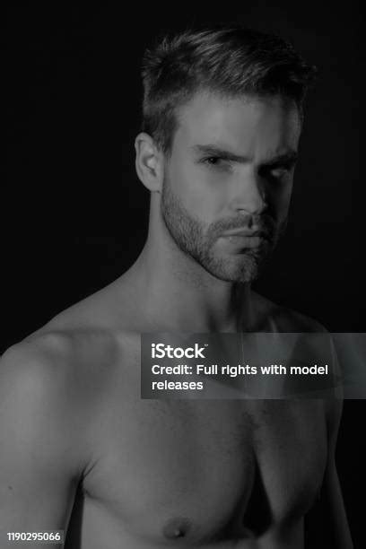 흑백 근육 강한 아름다운 박탈 남성 모델 초상화 에 고립 된 글꼴 배경 그림자 건강한 생활방식에 대한 스톡 사진 및 기타 이미지 건강한 생활방식 검은색 겨울 Istock