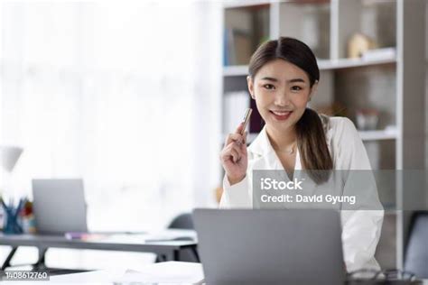 아시아 여성 또는 회계사가 계산기를 사용하여 홈 오피스에서 비즈니스 데이터 회계 문서 및 랩톱 컴퓨터 비즈니스 재무 및 개념 계산 가계에 대한 스톡 사진 및 기타 이미지