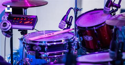 빨간색과 검은 색 드럼 세트 사진 Unsplash의 무료 악기 이미지