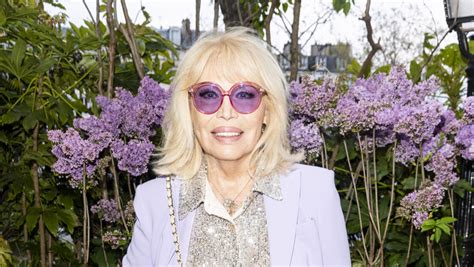 Face à Moi Jai Amanda Lear Loin De Paris Détails Sur Sa