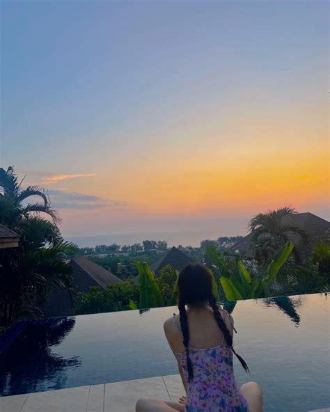 휴양지에서 빨간 끈드레스 꽃무늬 수영복 은근한 몸매 츄