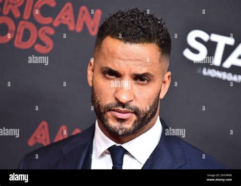 Ricky Whittle Arrivée à La Première Saison 2 De Starz American Gods à