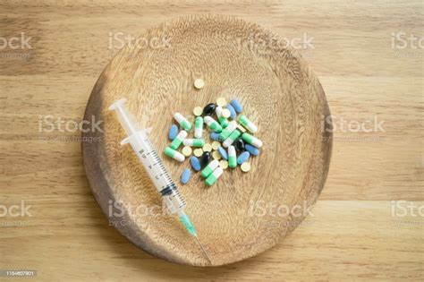 의사는 치 통 환자를 검사 하 고 의사는 치아를 치료 하 고 환자에 게 건강을 돌보고 약을 취할 준비를 하 라고 말했습니다 2명에 대한 스톡 사진 및 기타 이미지 Istock