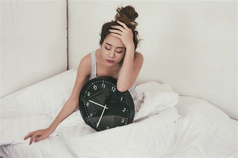 레이디의 추상 미술 디자인 배경 졸린 느낌 아침 시간 침실에서 검은 시계를 들으십시오 단순하게 살기에 대한 스톡 사진 및 기타 이미지 단순하게 살기 배경 주제 사람들