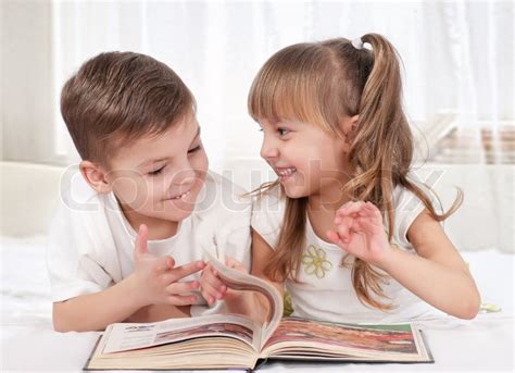 Schöne Kinder Bruder Und Schwester Stock Bild Colourbox