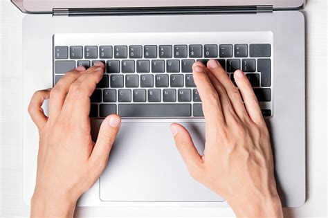 키보드의 남성 손가락 랩톱 컴퓨터에서 키보드를 입력하는 사무실 작업자 클로즈업 상단 보기 검은색에 대한 스톡 사진 및 기타 이미지 Istock