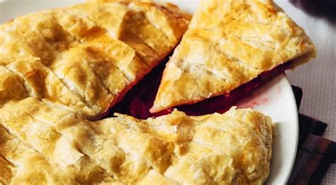 Быстрый пирог со сливами пошаговый рецепт с фото на 327 ккал