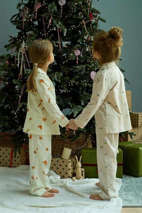 Enfants En Pyjama Admirant Le Sapin De Noël · Photo Gratuite
