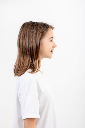 갈색 머리 소녀는 고립된 흰색 배경에 치아에 교정기를 착용하고 웃고 있습니다 소녀에 대한 스톡 사진 및 기타 이미지 소녀 치아교정기 8 9 살 Istock