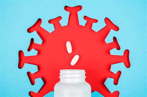 두 알 약 의료 병에서 날아 식이 보조 제 항생제 진통제와 코로나 바이러스의 붉은 추상이미지 바이러스 세균 또는 푸른 배경에 미생물 건강 및 치료 개념 감기와 독감에 대한