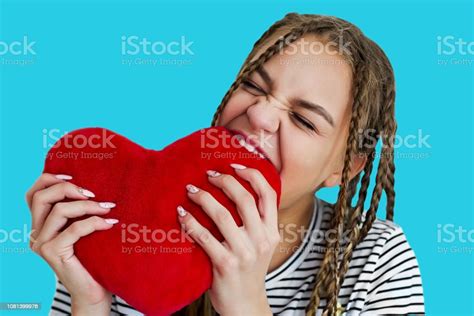 하이 틴 소녀 물린 붉은 봉 제 심장입니다 웬 하얀 치아와 얼굴 개념에 대한 스톡 사진 및 기타 이미지 개념 개념과 주제 러시아 Istock