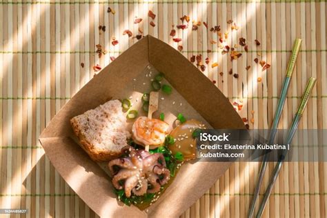 해산물 새우 문어 추카 해초 너트 소스 빵 한 조각의 일부가있는 종이 접시 길거리 음식 0명에 대한 스톡 사진 및 기타 이미지 Istock