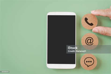 손 터치 스크린과 흐린 갈색 접촉 방법 종이에 클리핑 경로와 통화 기호와 흰색 휴대 전화를 선택 저희에게 연락 전화 메일 또는 채팅 질문과 대답 새로운 정상적인 라이프