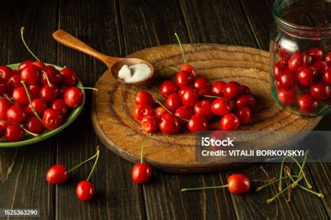 부엌 나무 판자에 체리입니다 요리하거나 통조림으로 만들기 전에 달콤한 체리 달콤한 열매에서 과일 음료 또는 설탕에 절인 과일의 준비 0명에 대한 스톡 사진 및 기타 이미지
