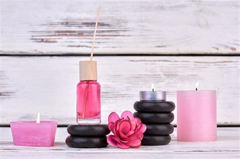 Velas De Naturaleza Muerta Con Piedras Y Botella De Aceite Para Spa