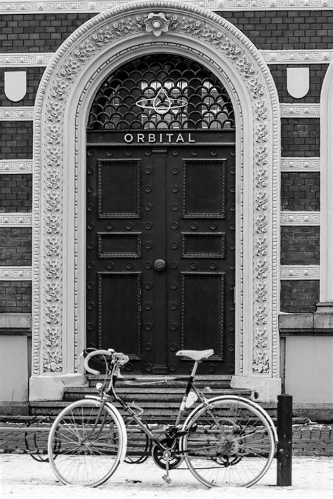 장식적인 건축 문 옆의 빈티지 자전거 · 무료 스톡 사진