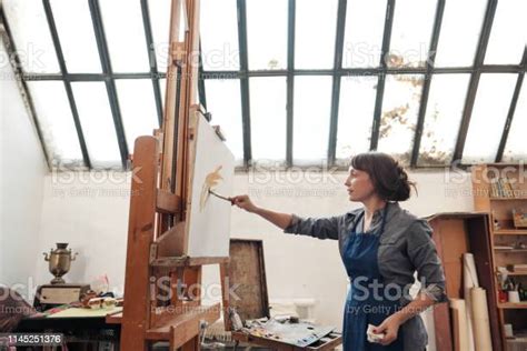 밝은 스튜디오에서이 젤과 캔버스 사이 젊은 아름 다운 여자 화가 공예에 대한 스톡 사진 및 기타 이미지 공예 교육 그리기 Istock