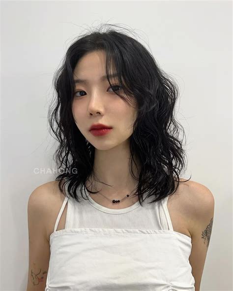 ヘア에 있는 핀 짧은 곱슬머리 여름 머리 모던 헤어컷