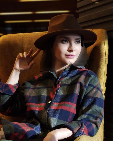 تغییر چهره مامان صدیقه بچه مهندس بعد از 6 سال از چادری بودن در صدا و سیما تا مانکن شدن در