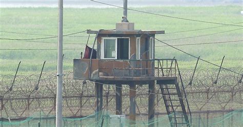 철책 따라 이동하는 이동식 확성기 차량