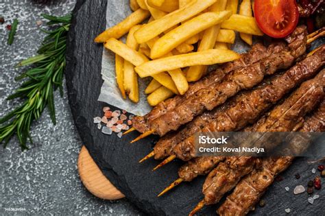 감자 튀김과 야채 그루지야 어 요리와 나무 꼬치에 바베큐 고기 풍성한 점심 또는 저녁 식사 배너 메뉴 텍스트 레시피 장소 평면도