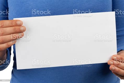 여성 손 몸 근접 촬영 앞 흰 봉투를 들고 복사 공간 흰색 절연 공란에 대한 스톡 사진 및 기타 이미지 공란 봉투 부분의