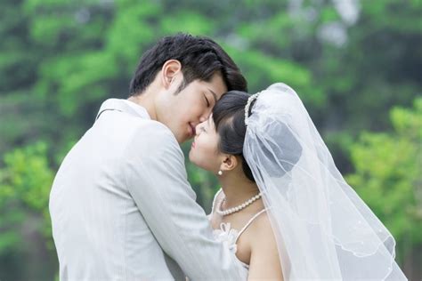 【キスする場所の意味】顔、上半身、下半身の部位別に隠された男性心理とは？