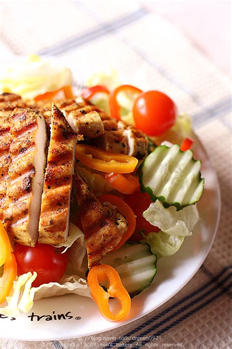 그린 올리브 발사믹 드레싱을 곁들인 그릴드 커리 치킨구이 샐러드