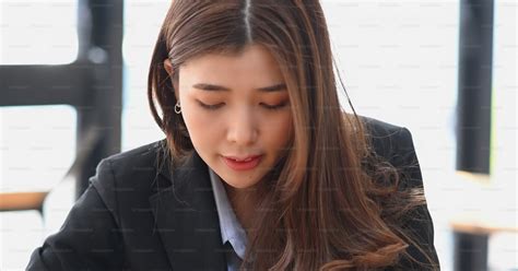 현대 사무실에서 쉬고 휴대 전화를 사용하는 사업가의 초상화 사진 Unsplash의 입력 이미지