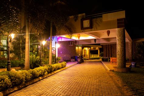 조명이 켜진 좌석 공간이 있는 아름다운 잔디밭과 밤에는 선별적인 초점으로 장식된 포장도로 강에 대한 스톡 사진 및 기타 이미지 강 건축 건축물 Istock