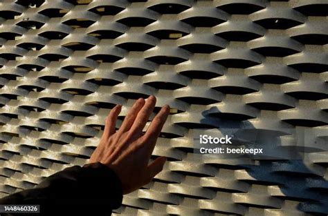 확장 된 금속 격자 구조를 가진 건물의 강철 클래딩 아연 도금 회색 그물은 산업 건물을 보호합니다 은색 배경 계단 실험실 과학과 대조되는 푸른 하늘 모던 양식에 대한 스톡