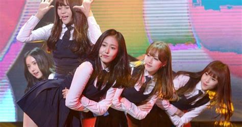 T포토 엄지 앞머리 내리고 더 귀여워졌네