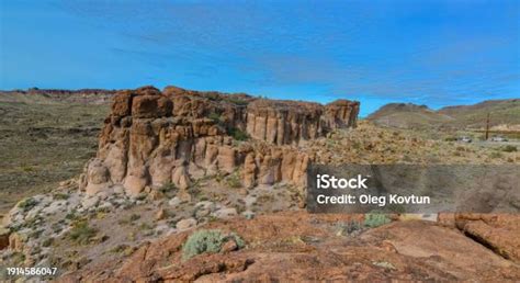붉은 산 사암의 산 침식 형성 선인장이 있는 사막 풍경 애리조나 가시에 대한 스톡 사진 및 기타 이미지 가시 건조 기후 경관 Istock