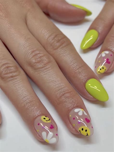 30 Bright Summer Nails To Rock This Season Flower And Bee Nails