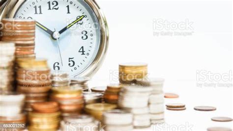 배경 금융 개념 비즈니스 배경 및 선택적 초점에 알람 시계와 돈 동전 스택 및 알람 시계 0명에 대한 스톡 사진 및 기타 이미지 Istock