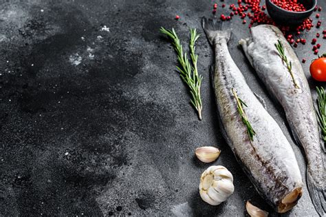 로즈마리와 핑크 페퍼를 곁들인 생 폴락 생선 유기농 해산물 검은 색 배경 맨 위 보기입니다 복사 공간 건강한 식생활에 대한 스톡 사진 및 기타 이미지 Istock