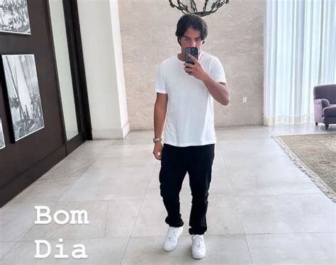 Marcelo Cady Esbanja Estilo Em Selfie No Espelho