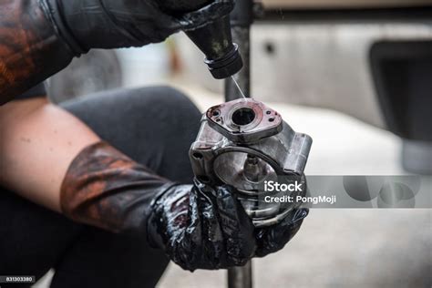 연료 분사 및 공기 청소를 위해 자동차 정비공 또는 군인 분해 차 더러운 엔진 수정에 대 한 시스템 엔진 부품 흐름과 자동차 차고 또는 수리가 게에서 문제를 복구 밸브에