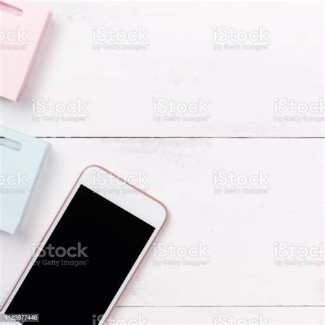 추상 온라인 쇼핑 모바일 결제 개념 디자인 요소 흰색 나무 테이블 배경에 화려한 카트와 종이 가방 상단보기 평면 누워 0명에 대한 스톡 사진 및 기타 이미지 Istock