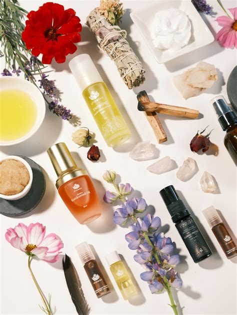 다양한 종류의 스킨 케어 제품 병을 얹은 흰색 테이블 사진 Unsplash의 무료 스타일 이미지