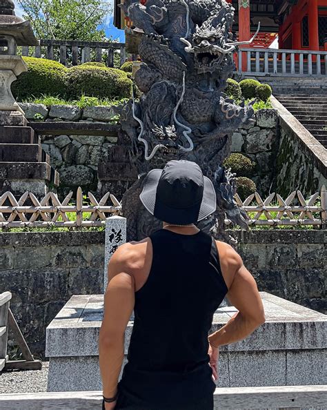 아장아자🐤🇰🇷 드래곤볼 용신 동상 앞은 못참지🐉 ⠀ 더욱 단련해서 직장인 테토남이 되자구요🙌 ⠀ ⠀ ⠀ 일본 일본여행 교토 운동하는직장인 운동하는남자