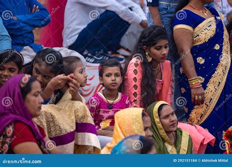 Indian Woman Worship Lord Sun During Chhath Puja Editorial Stock Image