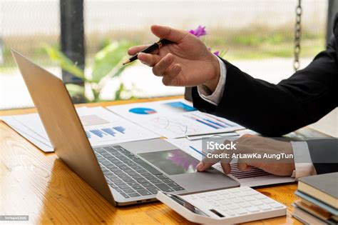 노트북을 사용한 사업가 재무 분석 및 계산기가 있는 회계 보고서 그래프 가리키기에 대한 스톡 사진 및 기타 이미지 가리키기 개념 개발 Istock