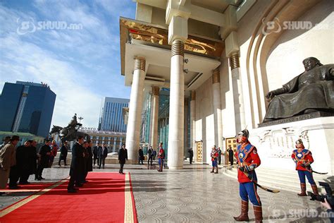 Их эзэн Чингис хааны хөшөөнд хүндэтгэл үзүүллээ