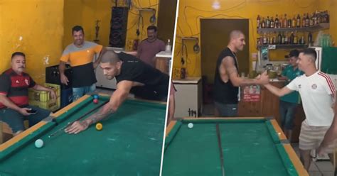 ჩემპიონობის შემდეგ ალექს პერეირა მშობლიურ უბანში ბილიარდით ერთობა