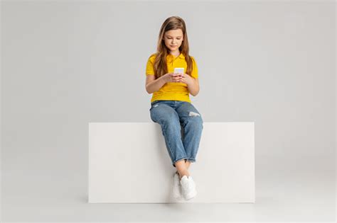 행복한 아이 흰색 스튜디오 배경에 고립 된 소녀 행복하고 쾌활하며 성실한 것처럼 보입니다 복사 공간을 참조하십시오 어린 시절 교육 감정 개념 8 9 살에 대한 스톡 사진 및