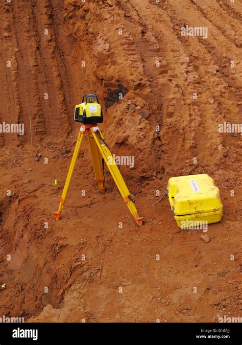 Tripod Mounted Self Leveling Rotating Laser Level For Setting Out Work