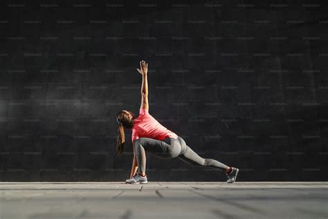 스포츠웨어를 입은 매력적인 백인 갈색 머리의 측면 모습과 야외에서 등을 뻗는 포니테일 사진 Unsplash의 세르비아 이미지